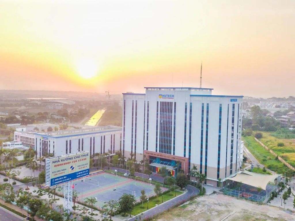 Logo HUTECH: Giải mã ý nghĩa và nghệ thuật thể hiện trên áo