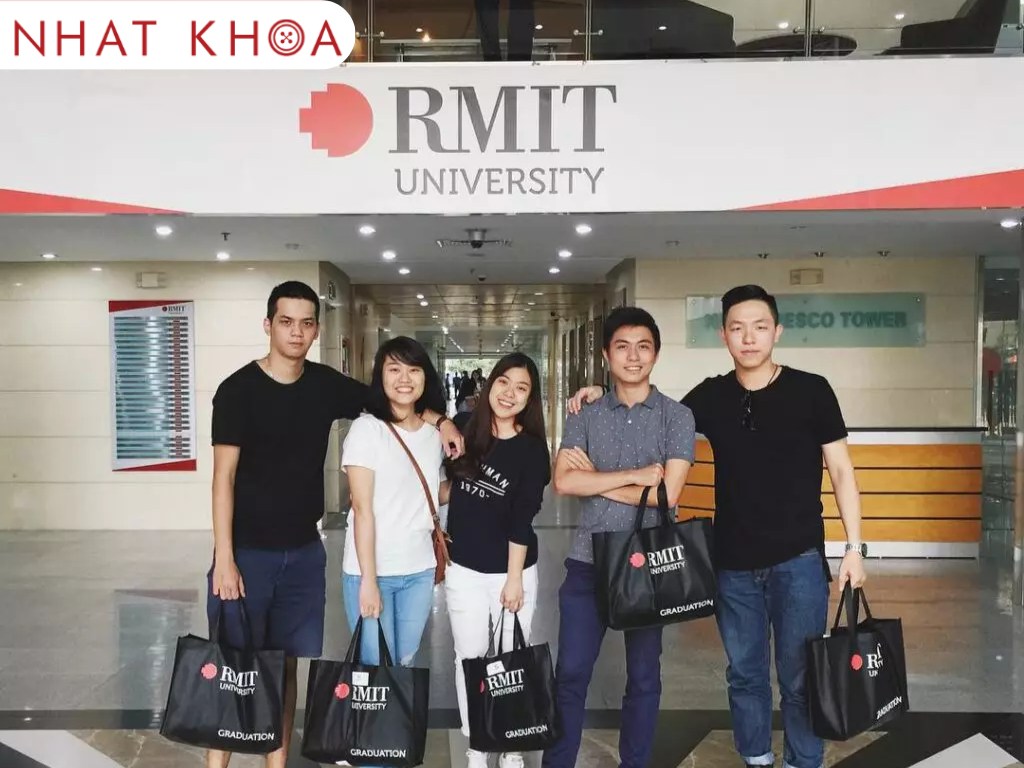 RMIT Logo: Sức mạnh của sự tối giản và nghệ thuật thêu logo