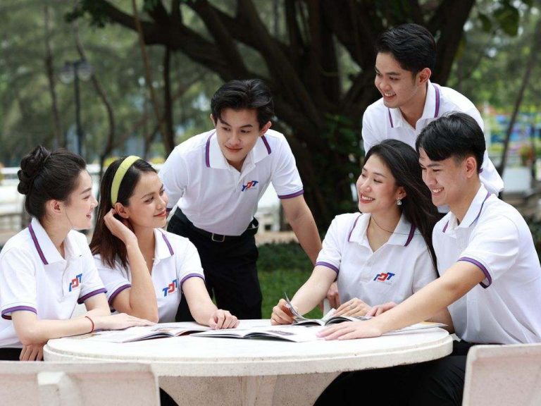 Đồng phục thể dục Tôn Đức Thắng: Mẫu và chất liệu