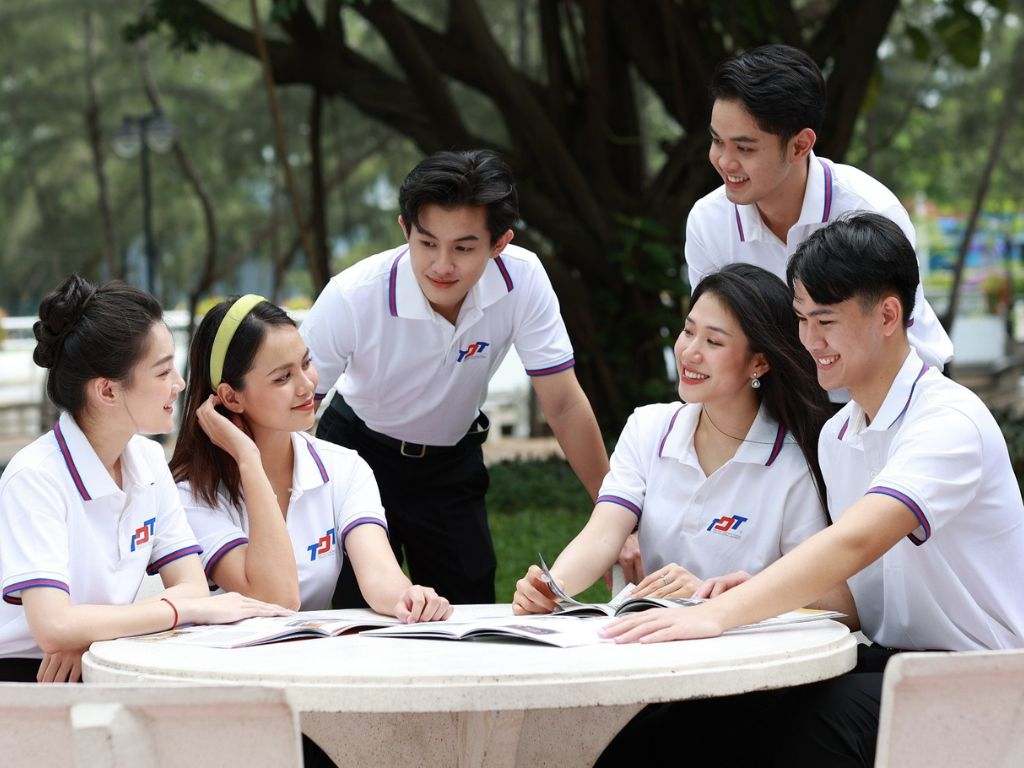 Đồng phục thể dục Tôn Đức Thắng: Mẫu và chất liệu