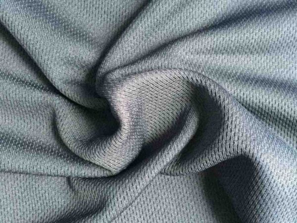 Đồng phục thể dục Tôn Đức Thắng: Mẫu và chất liệu